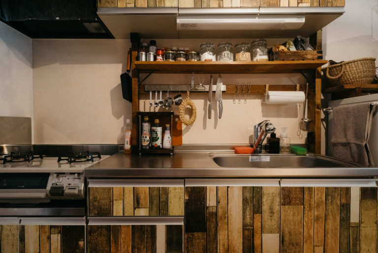 古材を使って楽しくDIY。機能的な2LDKの二人暮らしインテリア | goodroom journal