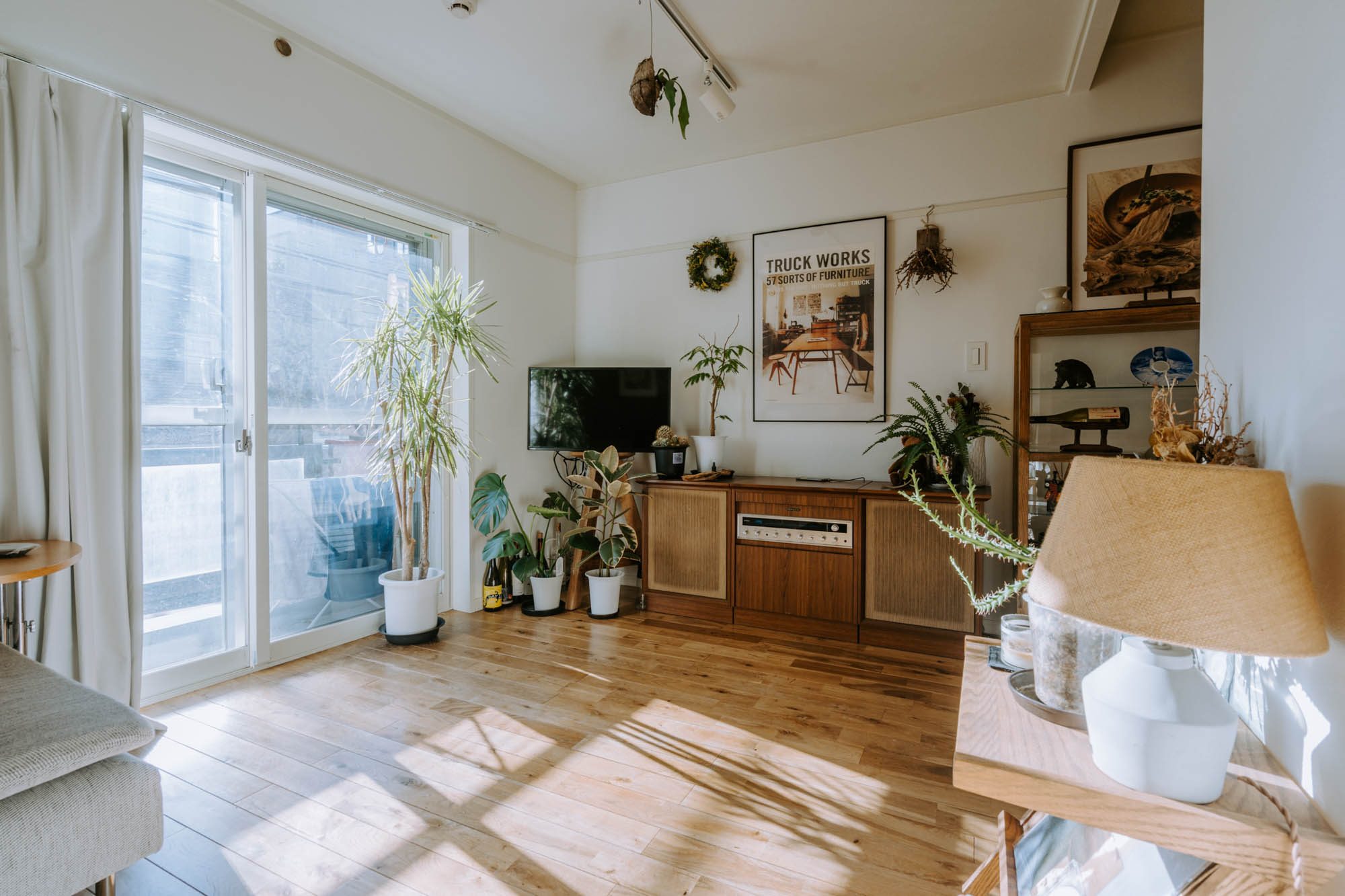 ヴィンテージ家具と観葉植物のある暮らし。二人暮らしの1LDKインテリア | goodroom journal