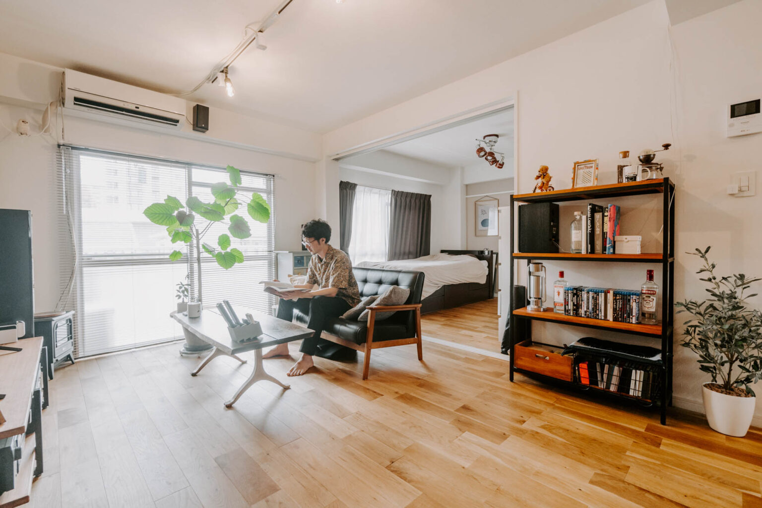 木とアイアンでまとめ、音響にこだわったカフェ空間。一人暮らしの1LDKインテリア | goodroom journal