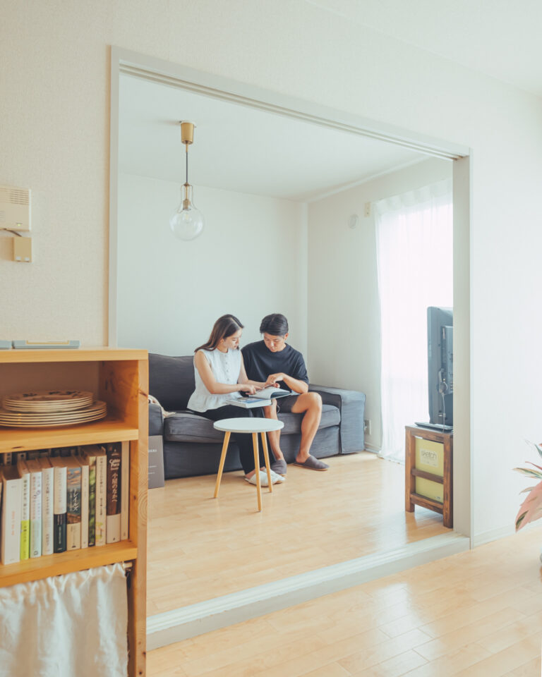 大好きな海の近くで、好きな景色を増やしていく。2LDK・50㎡の二人暮らしインテリア | goodroom journal