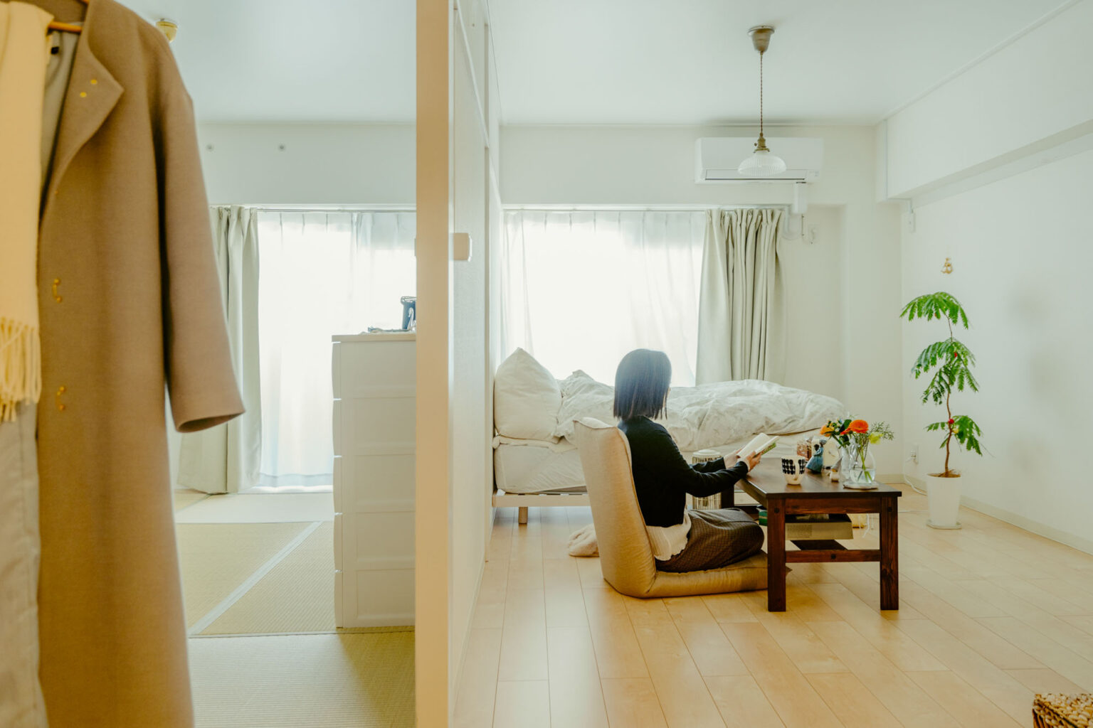 団地で広々、一人暮らし。すっきりシンプルに、整えて暮らす2DKインテリア | goodroom journal