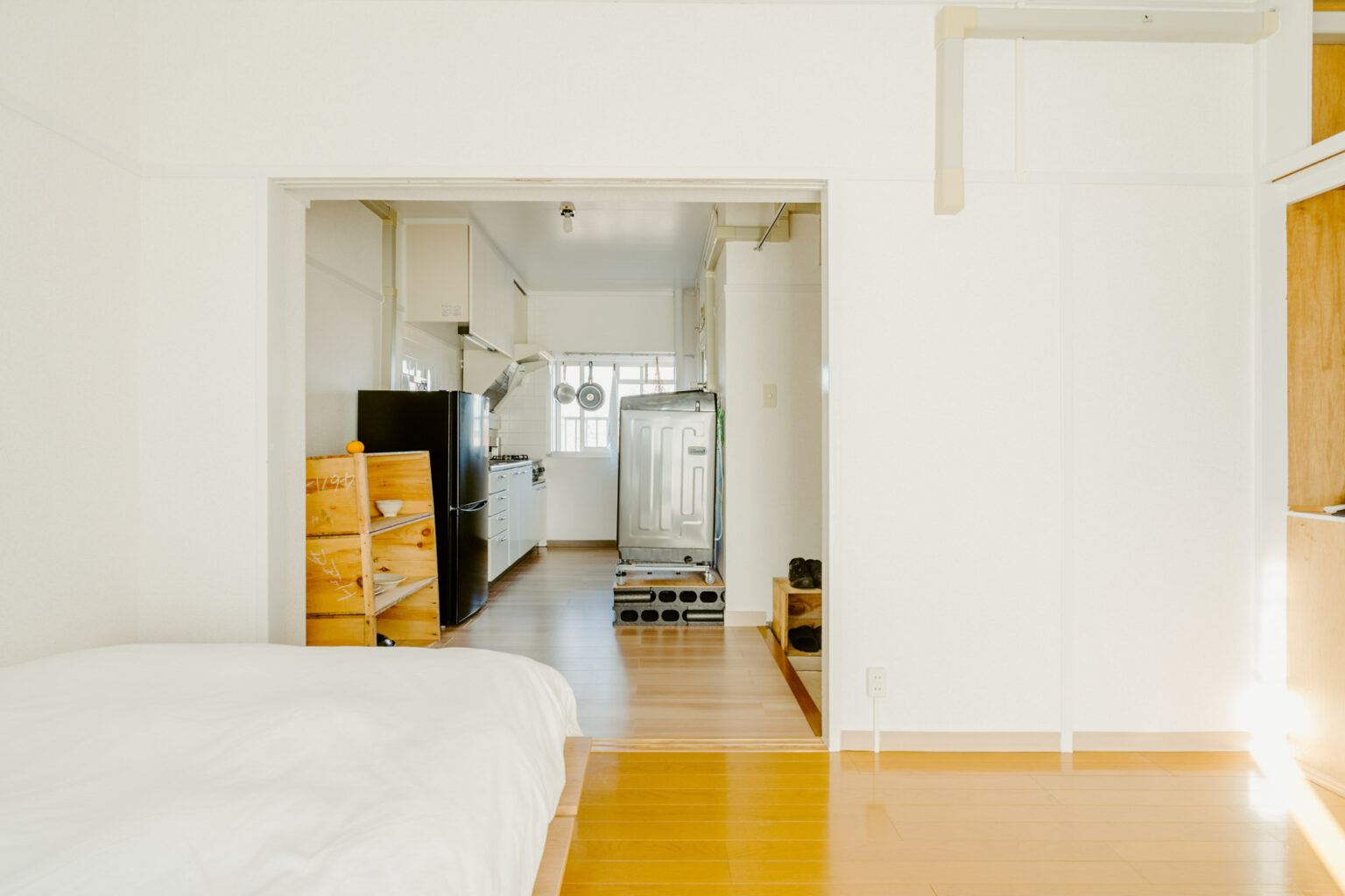 築58年の団地で、レトロな雰囲気を活かしてミニマルに暮らす。一人暮らしの1DKインテリア | goodroom journal