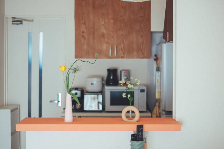 DIYクリエイターによる異素材の掛け合わせと遊び心あるコーディネート。2LDK・57㎡の二人暮らしインテリア | goodroom journal