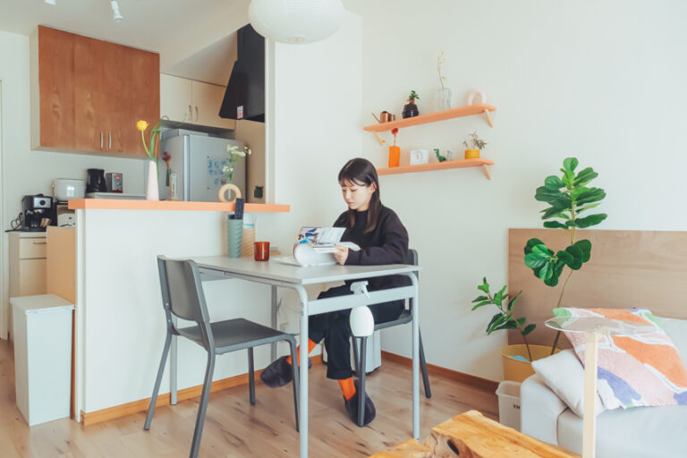 DIYクリエイターによる異素材の掛け合わせと遊び心あるコーディネート。2LDK・57㎡の二人暮らしインテリア | goodroom journal