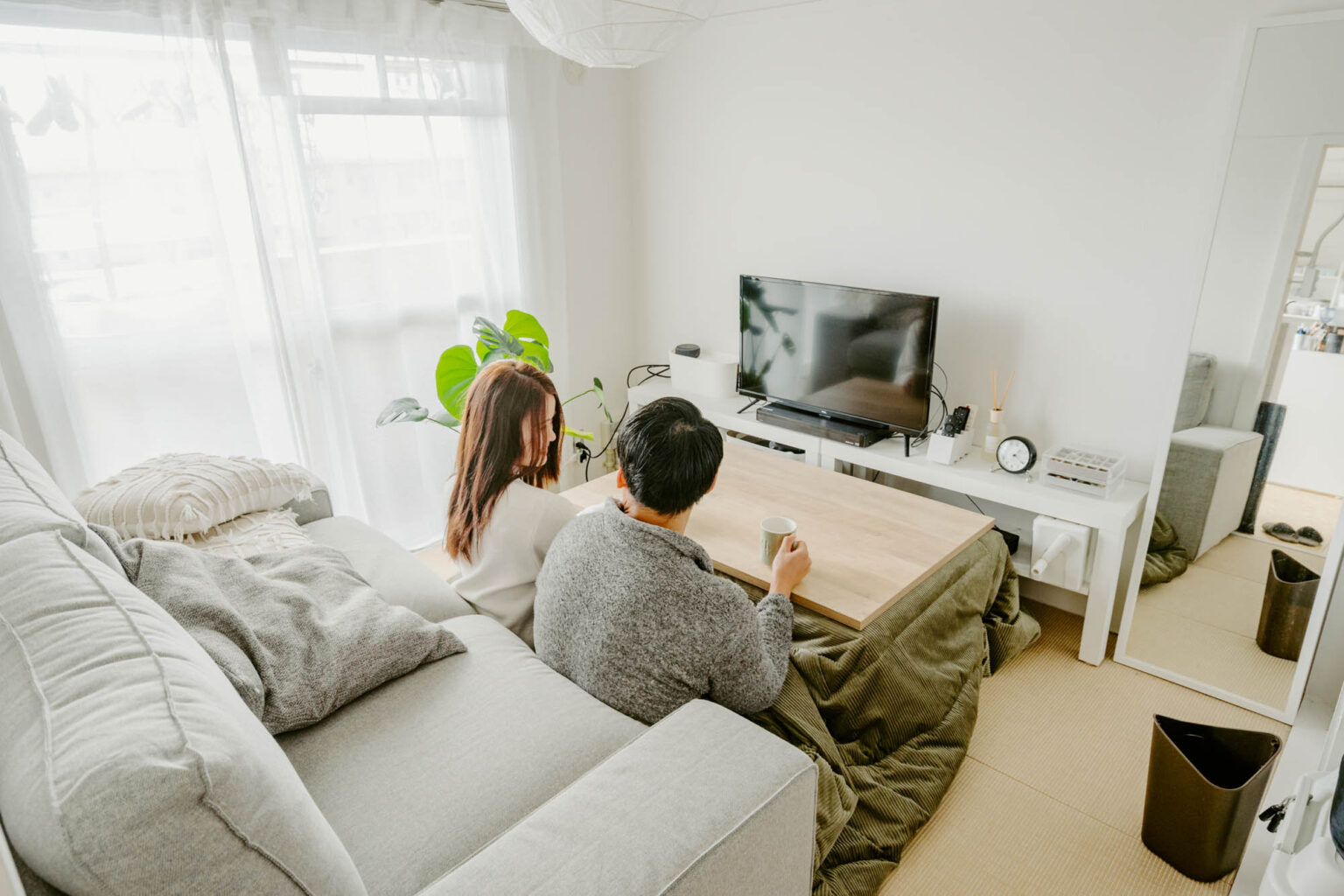 白く清潔感のある内装を活かして暮らす、MUJI×URのリノベーション団地。二人暮らしの1LDKインテリア | goodroom journal