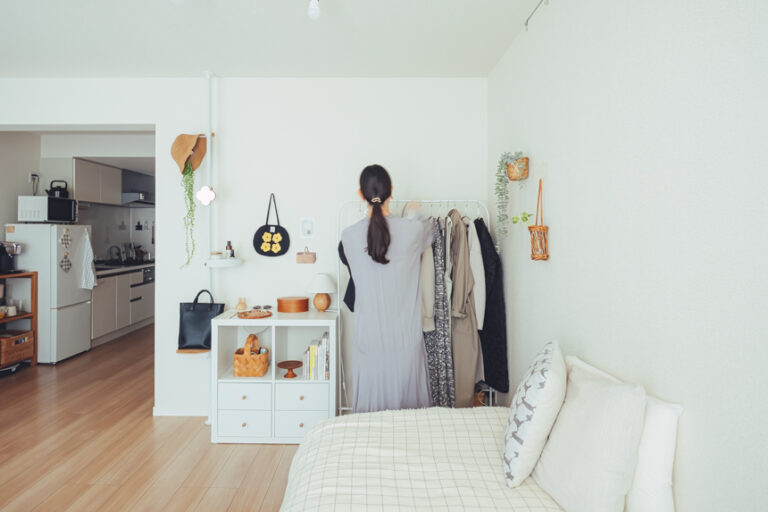 オープンな収納で「飾る」と「使う」を楽しむ部屋づくり。42㎡・1LDKの二人暮らしインテリア | goodroom journal