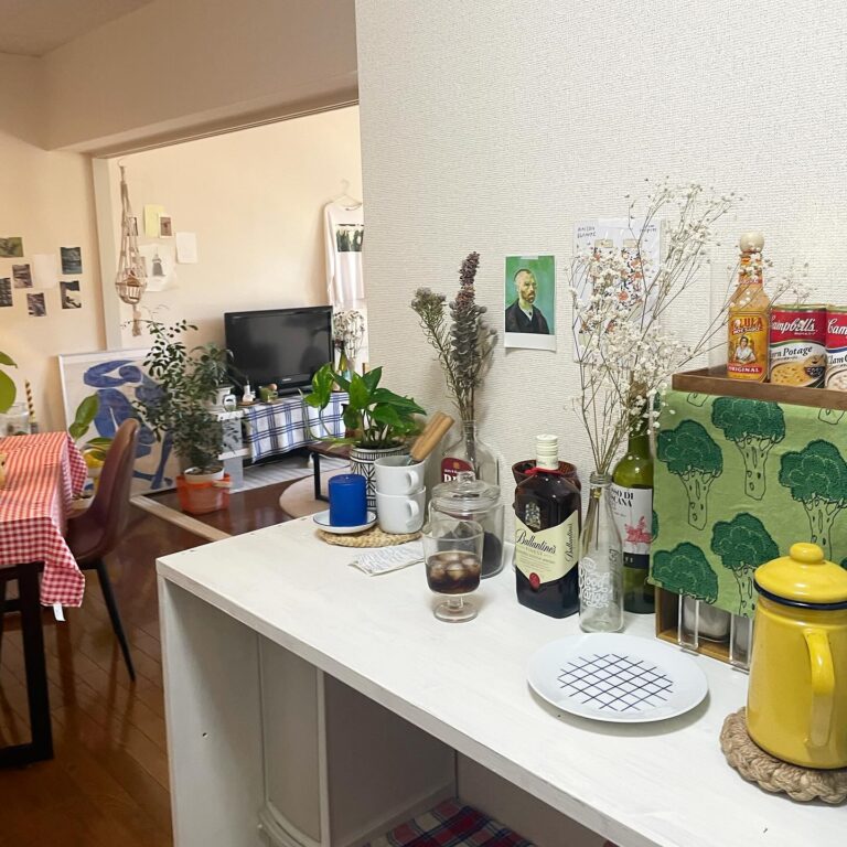 あえての“ごちゃごちゃ感”と、プチプラで楽しむ空間づくり。二人暮らしの3DKインテリア | goodroom journal