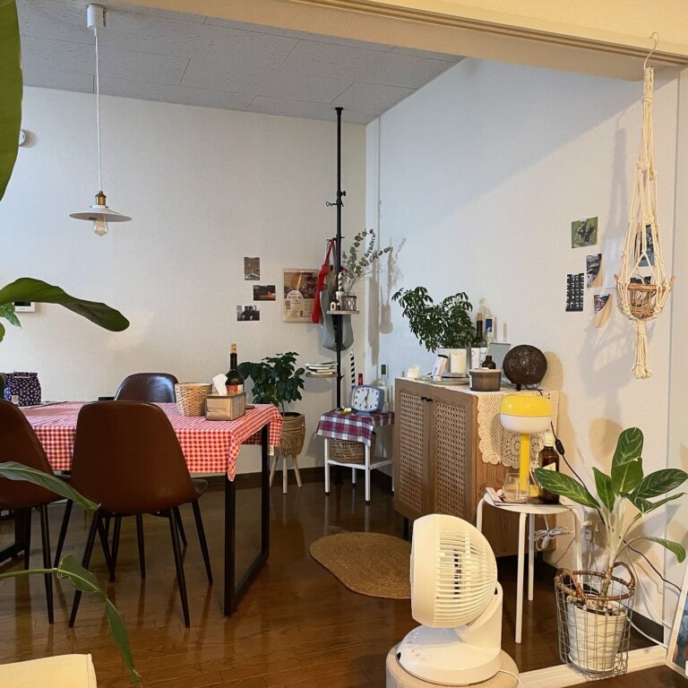 あえての“ごちゃごちゃ感”と、プチプラで楽しむ空間づくり。二人暮らしの3DKインテリア | goodroom journal