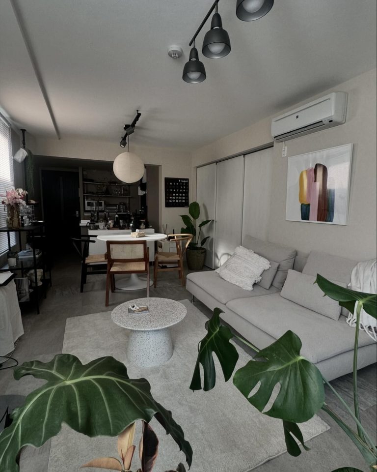 和とアートの雰囲気がある、モダンなリビング。二人暮らしの2LDKインテリア | goodroom journal